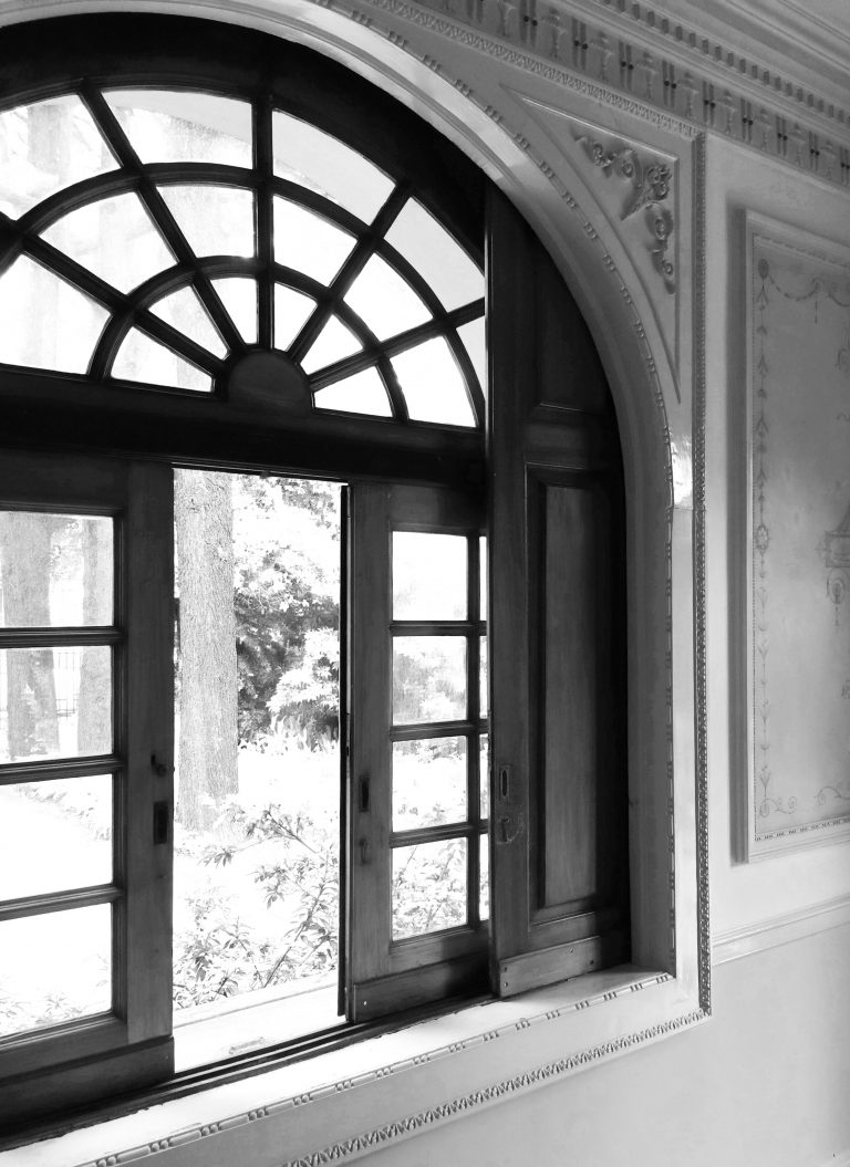 The horizontal sliding glass window/wall in the 20th century, a long ...